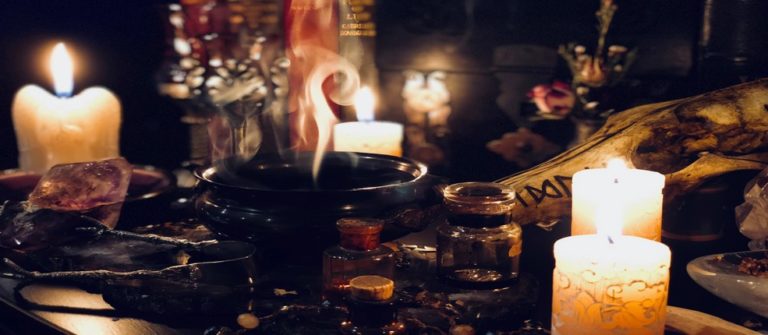 Tout Savoir sur la Tunique de Rituel dans les Pratiques Magiques